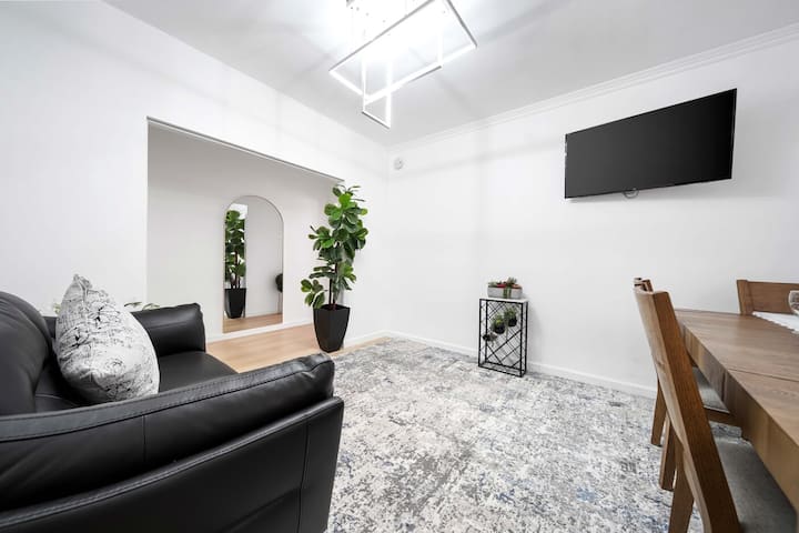 K-town Crib | 3br, Free Parking & Endless Vibes - Culver City, CA