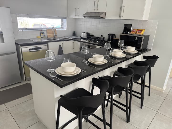 Black & White Self Catering - Paarl