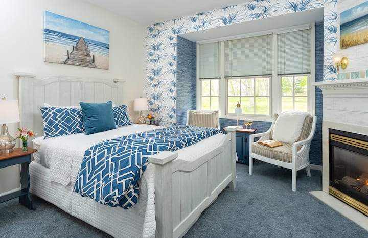 Inn At The Park (Aspen Room) Queen Bed - South Haven, MI