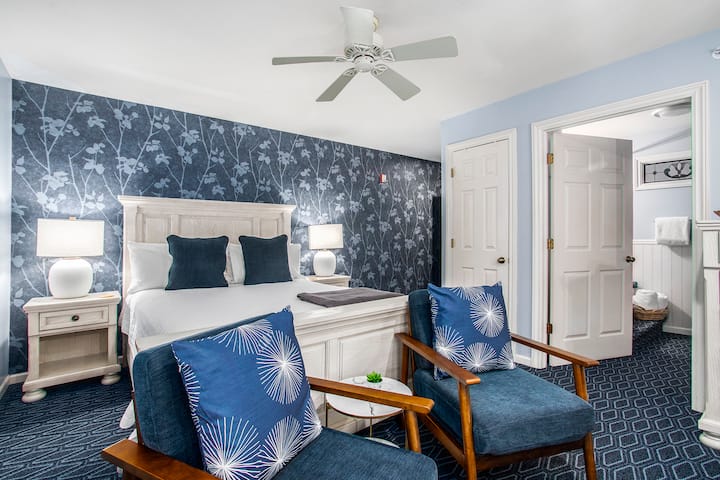 Inn At The Park (Tamarack Room) Queen Bed - South Haven, MI