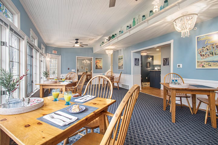 Inn At The Park (Spruce Room) King Bed - South Haven, MI