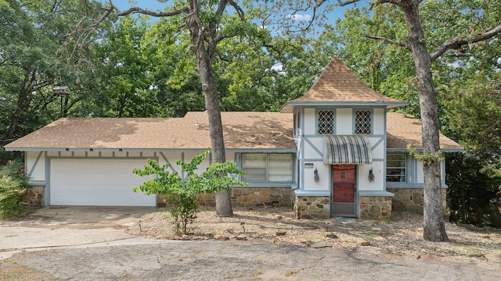 Eufaula Cove Lakeside Cabin - Eufaula, OK
