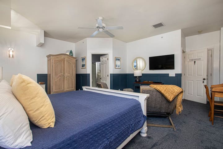 Inn At The Park (Sycamore Suite) King Bed - South Haven, MI