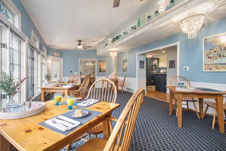 Inn At The Park (Hawthorn Suite) King Bed - South Haven, MI