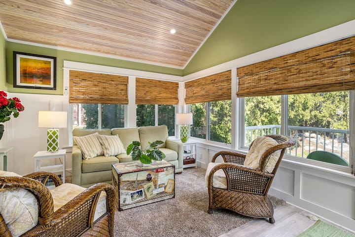 Inn At The Park (Hall Tree Condo) Queen Bed - South Haven, MI