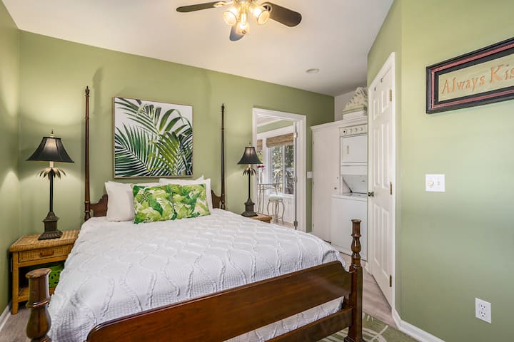 Inn At The Park (Hall Tree Condo) Queen Bed - South Haven, MI