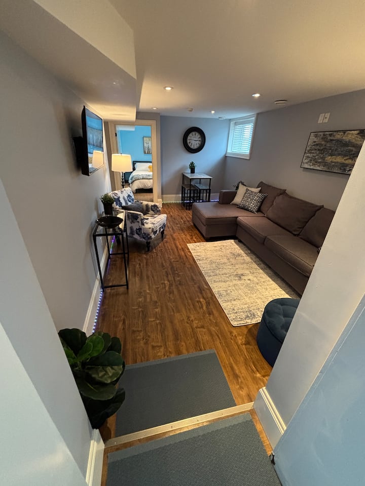 Downtown Burlington King Suite Sleeps 4 - Burlington