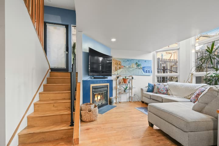 Bedroom In Unique Shadyside Home - Pittsburgh, PA