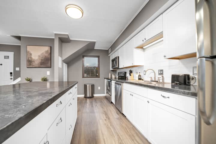 Modern 3br Condo W/ River Views - Ludlow, KY