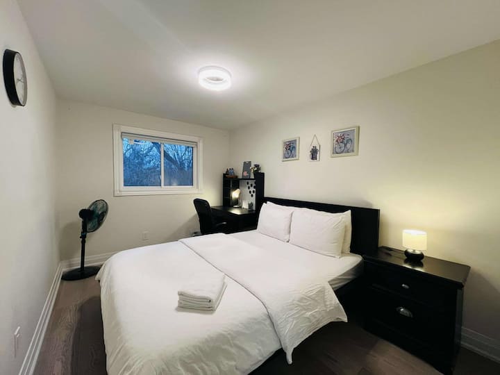 Room 4 - Warm & Homely - Mississauga