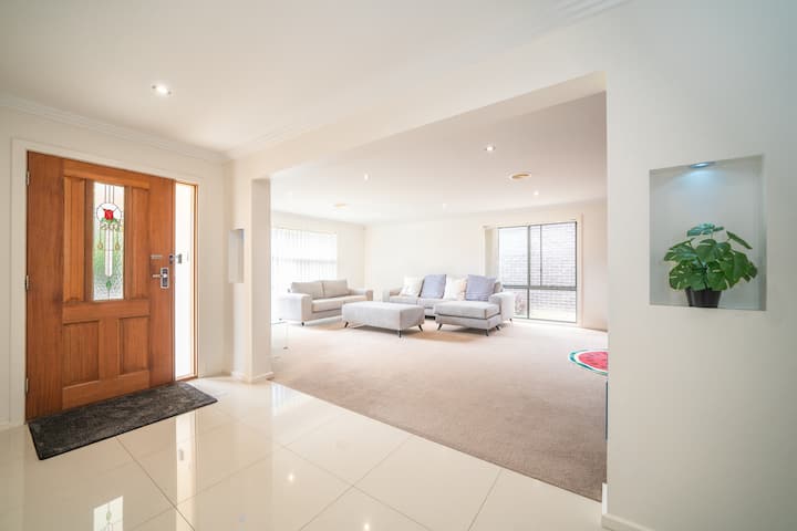 5 Br House In Central Franklin - Canberra