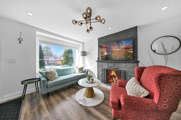 Hidden 3br Gem W/ Workspace, Fast Wifi & Parking! - Toronto
