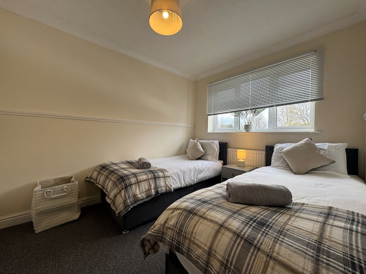 Olive House Long Stay Discounts Sleeps 8 Parking - スウィンドン