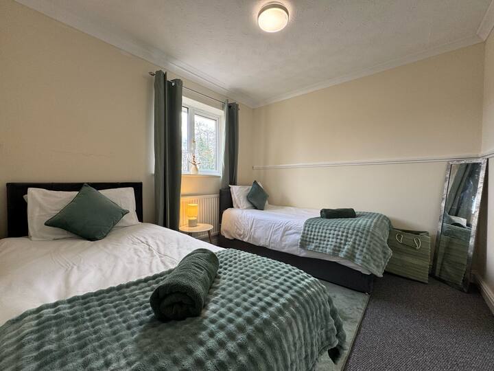 Olive House Long Stay Discounts Sleeps 8 Parking - Swindon