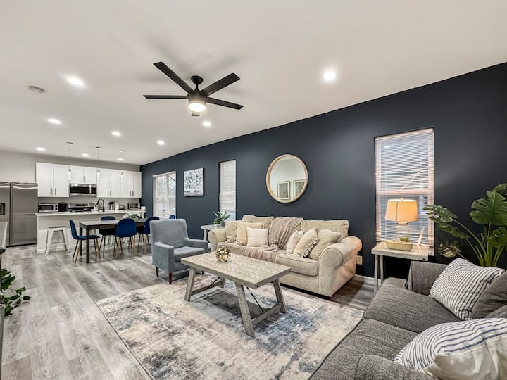 Elegant Home 3bd | Sleeps 12 | Free Parking - Dallas, TX