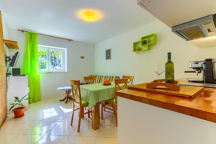 2-bdr Apt With Shared Garden, 3 Min Walk To Beach - Split