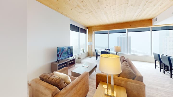 Expansive Corner 2 Bed With Lake Views - Milwaukee