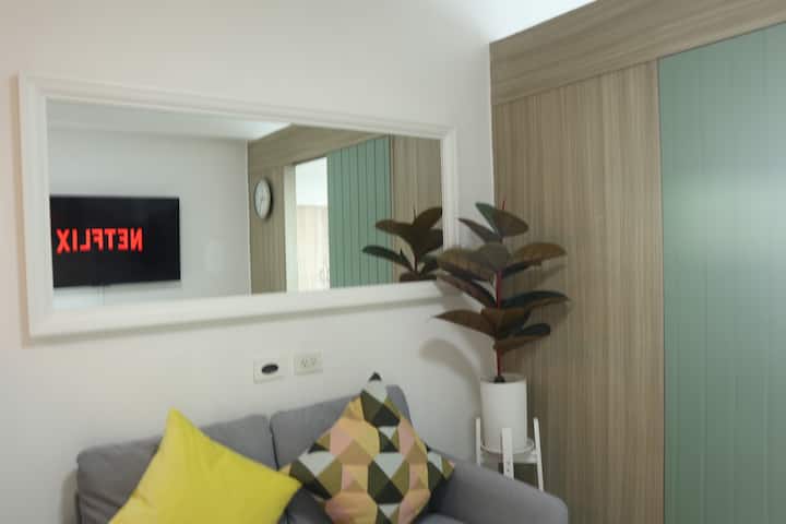 Bright, Stylish, 1-br, Queen Bed, Balcony, Netflix - Manila