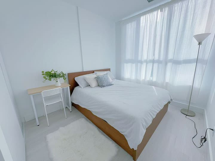 Modern 1+1 Condo Close To Subway - Toronto