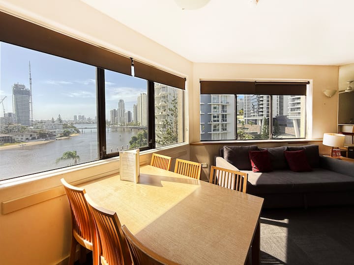 带湖景公寓 地理位置优越 可俯瞰优美的河景 适合家庭入住 带小厨房 热水浴缸 - Gold Coast