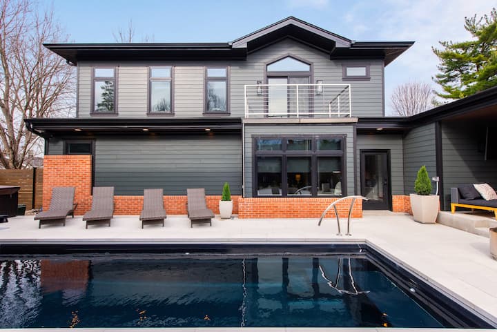 Derby Luxe: Pool, Hottub, Sauna - KFC Yum! Center