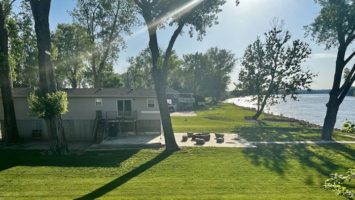 Relaxing Riverfront Cabin - Big Lake State Park, Craig