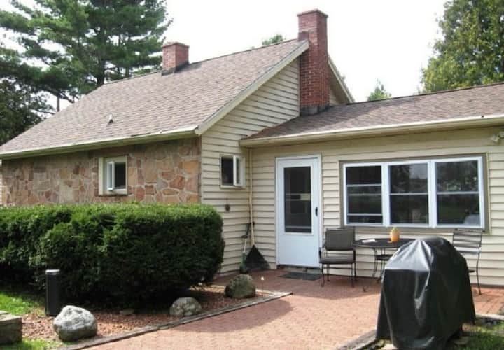 Quaint Cottage With Riverfront - Prescott