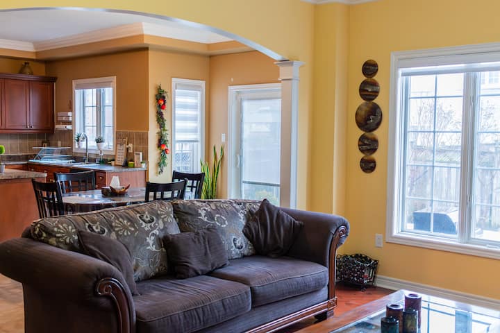 Cozy 4br Near 401, 407 & Toronto - Ajax
