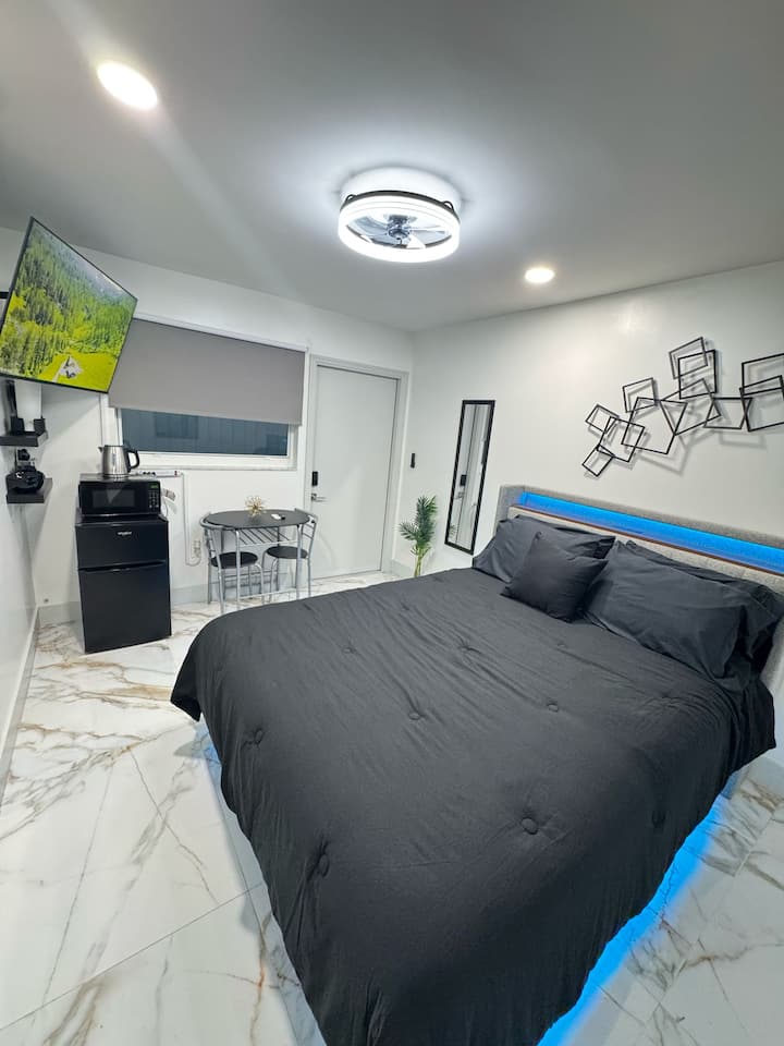Luxe Haven Private Room! 1 Bed - Sunrise, FL