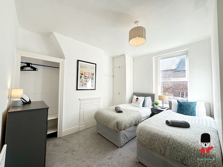 Kozyguru | Liverpool | Big Hse 4bedrm 7ppl Parking - Liverpool