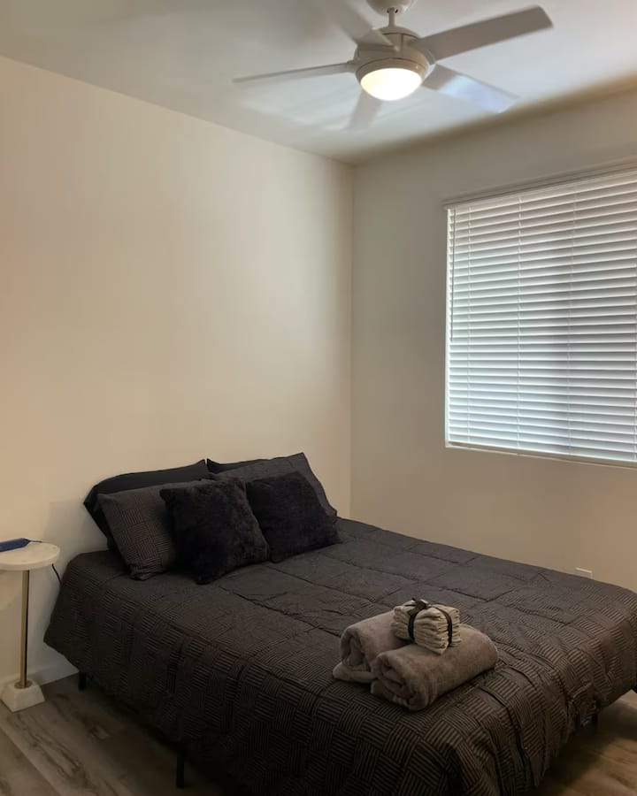 Modern & Cozy Private Room - Magic Mountain, CA