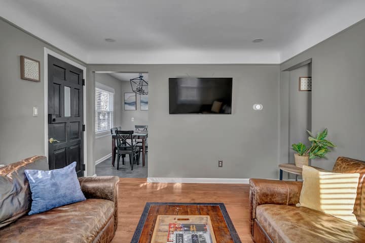 The Cozy Bungalow | King Bed & Pet-friendly Yard - Warren, MI