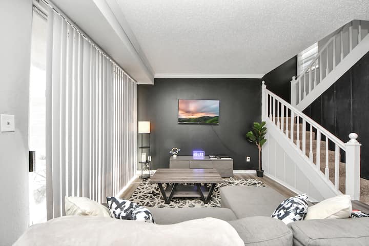 Spacious Townhome Next To Nasa - League City, TX
