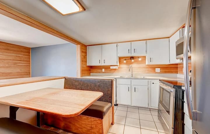 Pet-friendly Condo With Views - Lakewood, CO