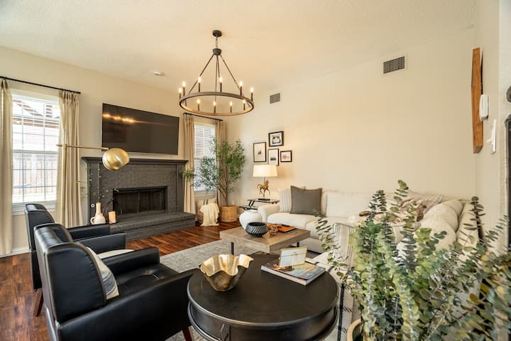 Designer-styled Modern Farmhouse W/ Heated Pool - Allen, TX