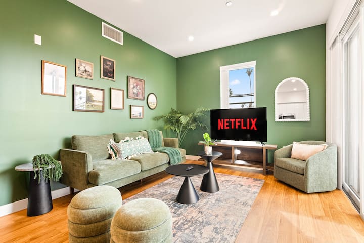 K-town Light-filled 2bd Home - Ev Parking + Gym - Hollywood, CA