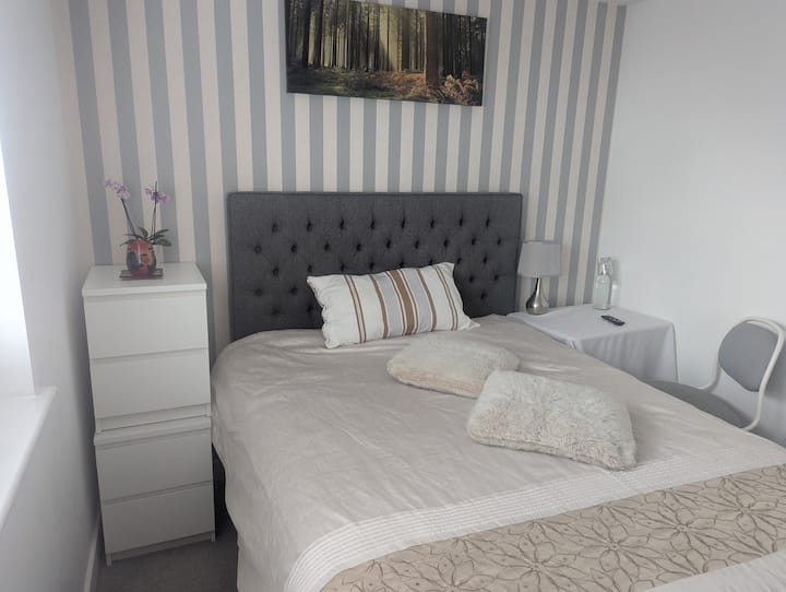 Comfy And Bright Double Bedroom - Sittingbourne