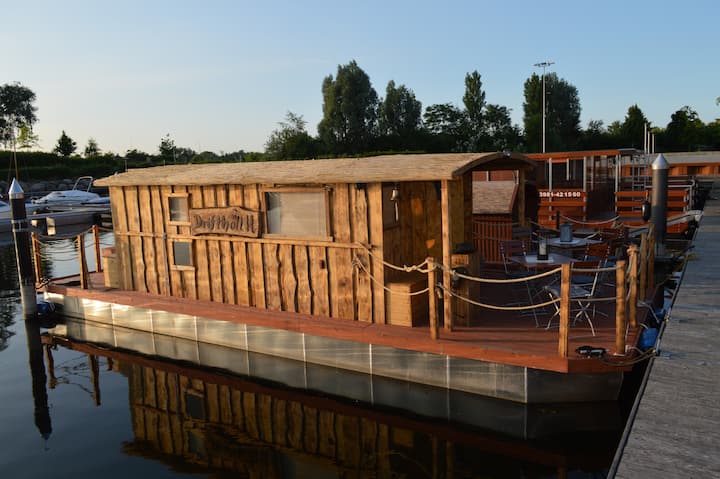 Hausboot Am Amazonas Des Nordens - Mecklenburgische Seenplatte