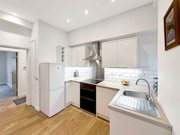 Newly-renovated, Comfy Town Centre Apartment! - オーバン