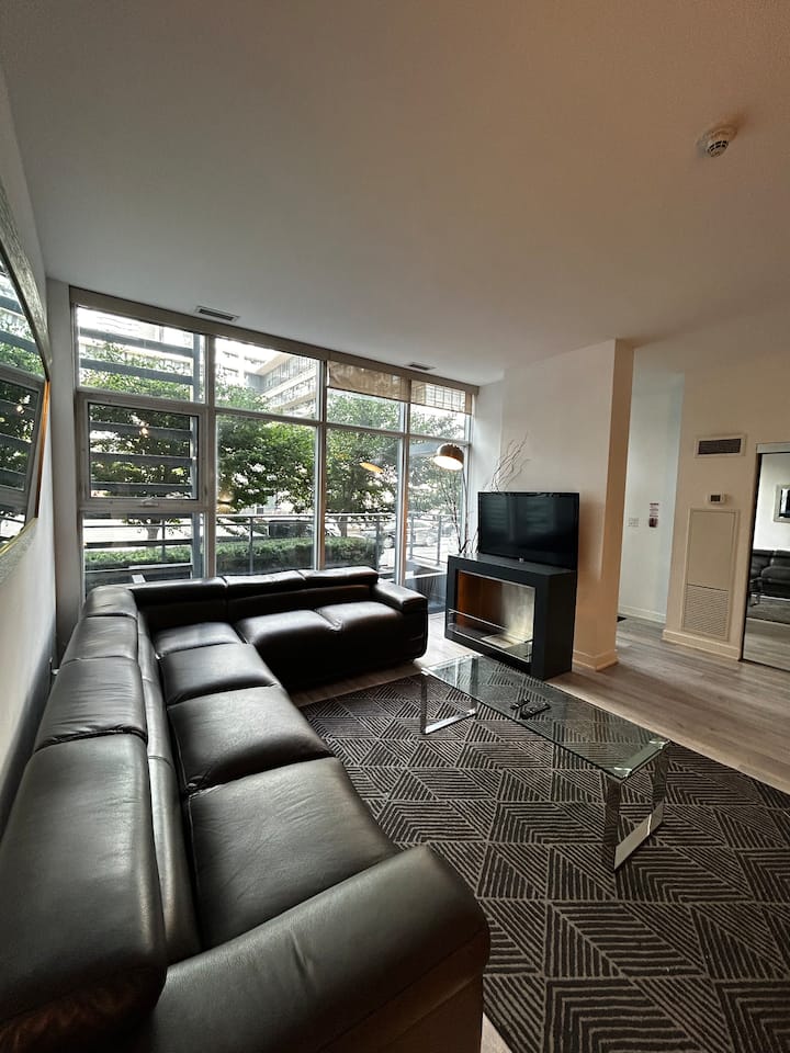 3br | 2000sf | Sleeps 14 | Unbeatable Location - Toronto