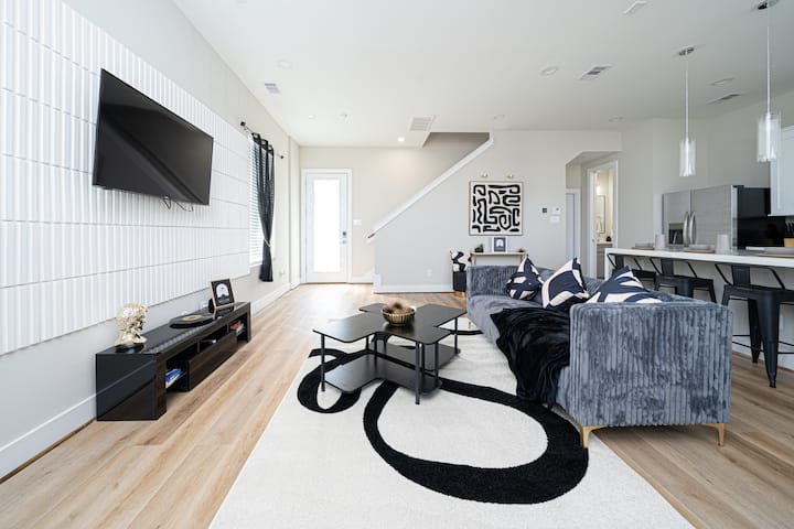 "Luxury Stay Near Downtown" - Houston, TX