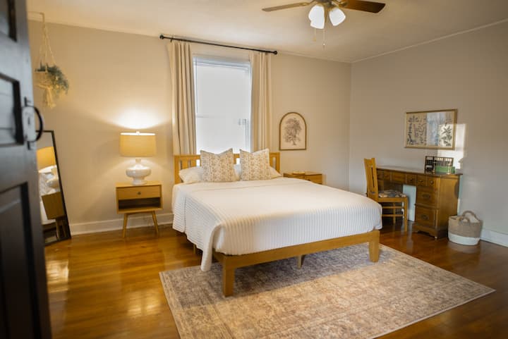 Historic Charm + Modern Comfort | .8mile To Casino - 당빌