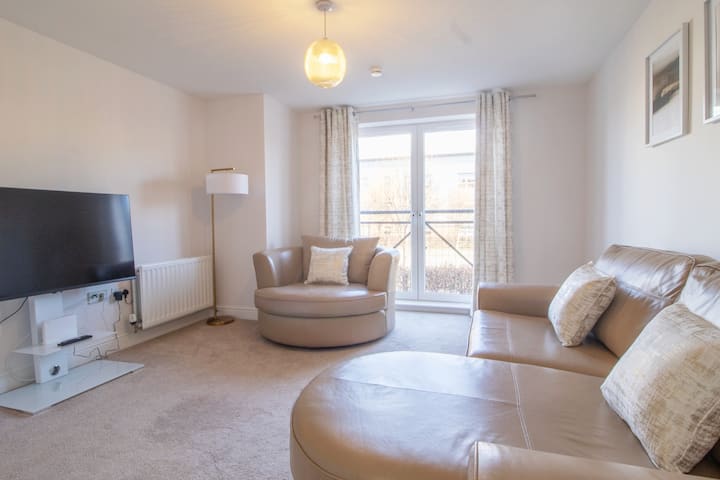 Next To Braehead - Free Parking - Glasgow Airport (GLA)