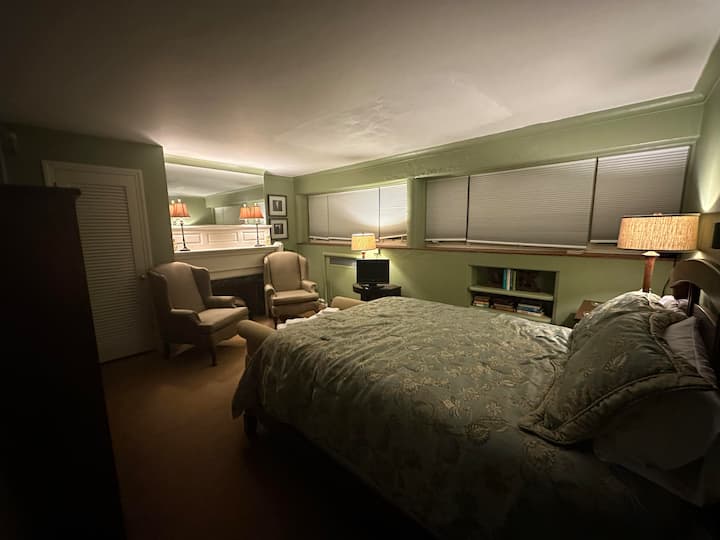 The "Oaks" Tudor Castle Room 102 Queen Bed - Jamestown, NY