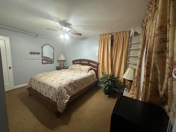 The "Oaks" Tudor Castle Room 105 Queen Bed - Jamestown, NY