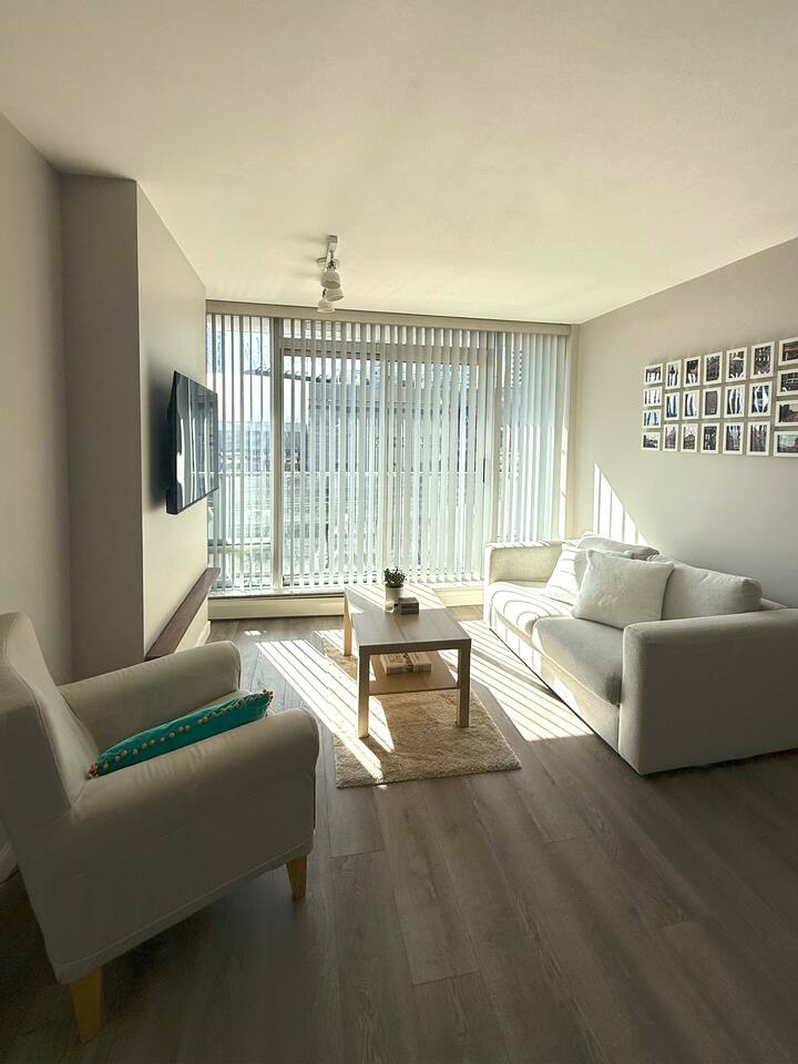 Sleek Stay By The Arena & Eats - Vancouver