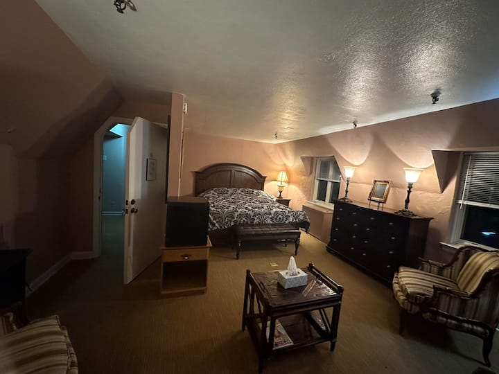 The "Oaks" Tutor Castle Room 205 King Bed - Jamestown, NY
