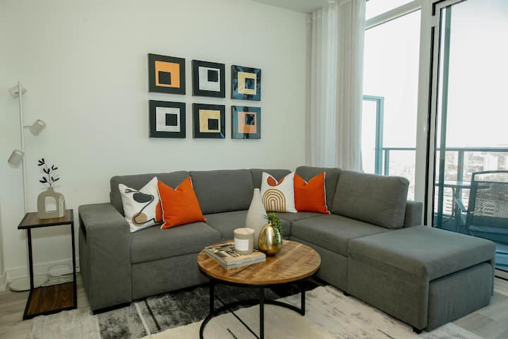 Golden Glow Apartment - Toronto