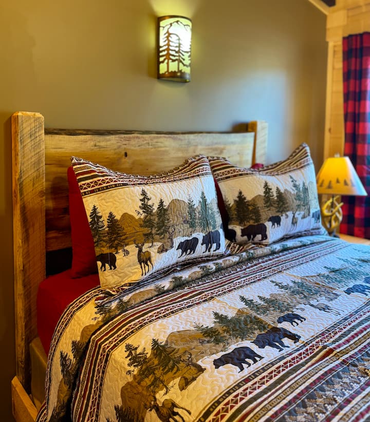 Cozy Queen Studio With Jacuzzi - Lake George, NY