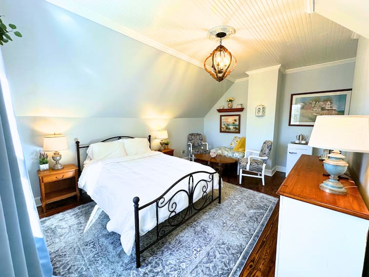 Tranquil Seaside Retreat, Downtown Clayton Bnb - Clayton, NC